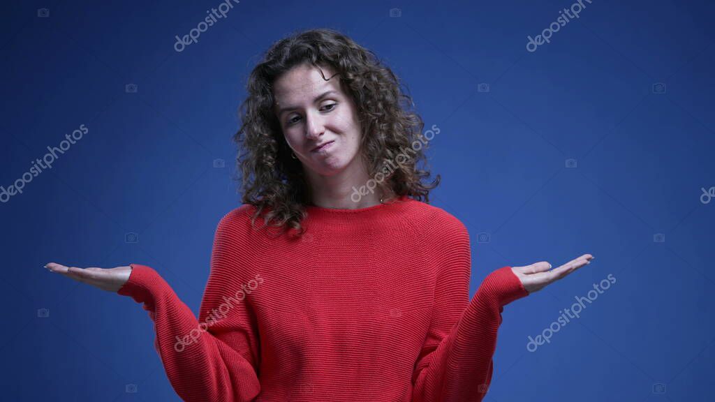 Mujer joven indecisa lucha con la toma de decisiones mirando hacia un ...