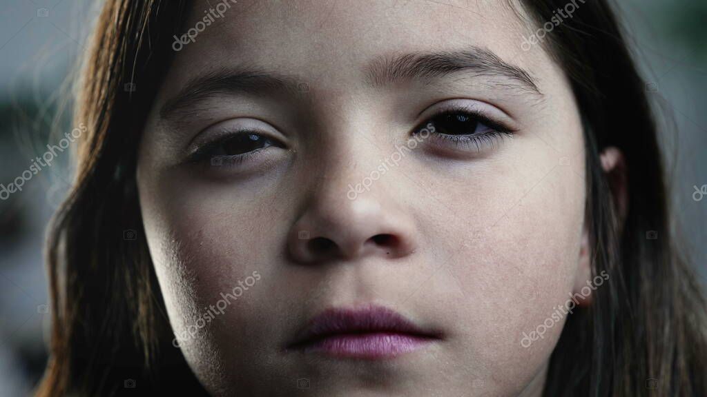 Niño entrecerrando los ojos en sospecha, apretado macro primer plano de ...