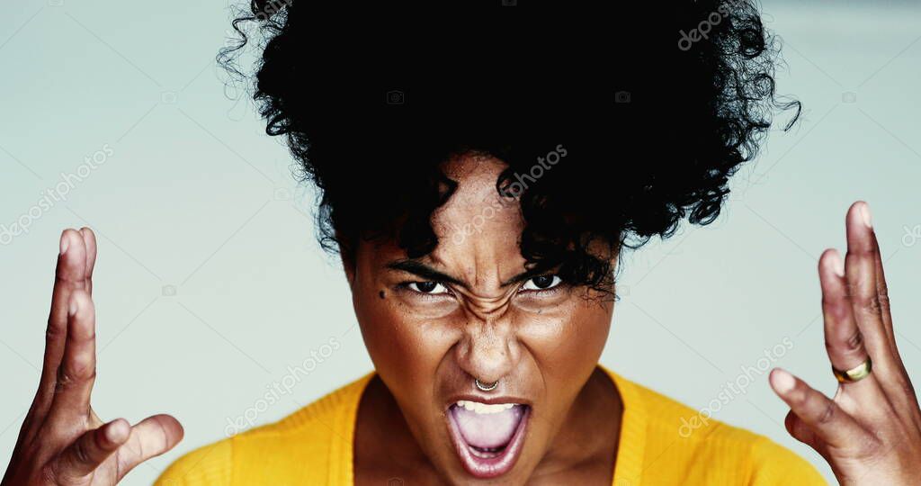 Una joven negra enojada gritando a la cámara sintiendo un gesto de ...