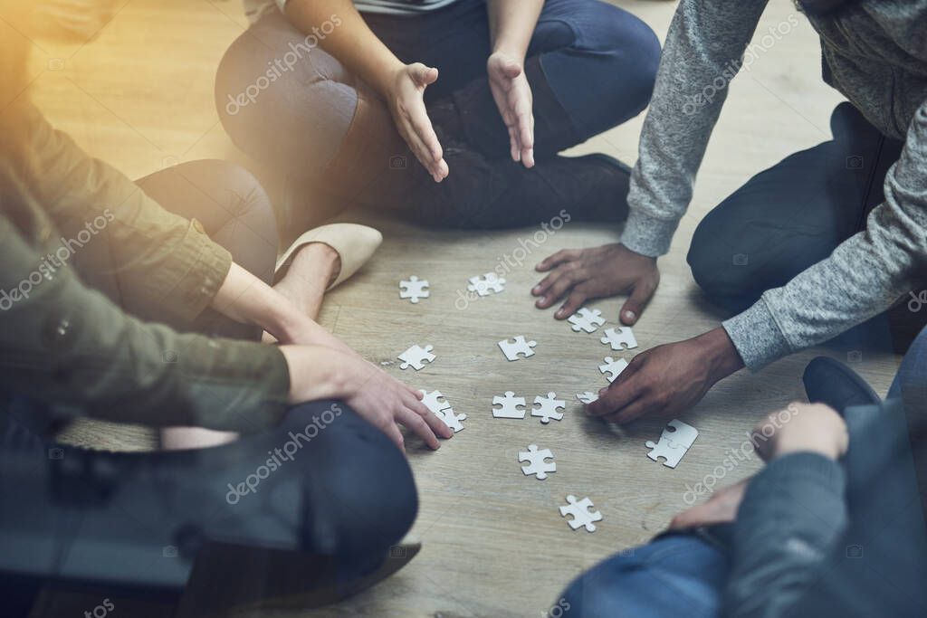 Progresando como un equipo para resolver el rompecabezas. un grupo de ...