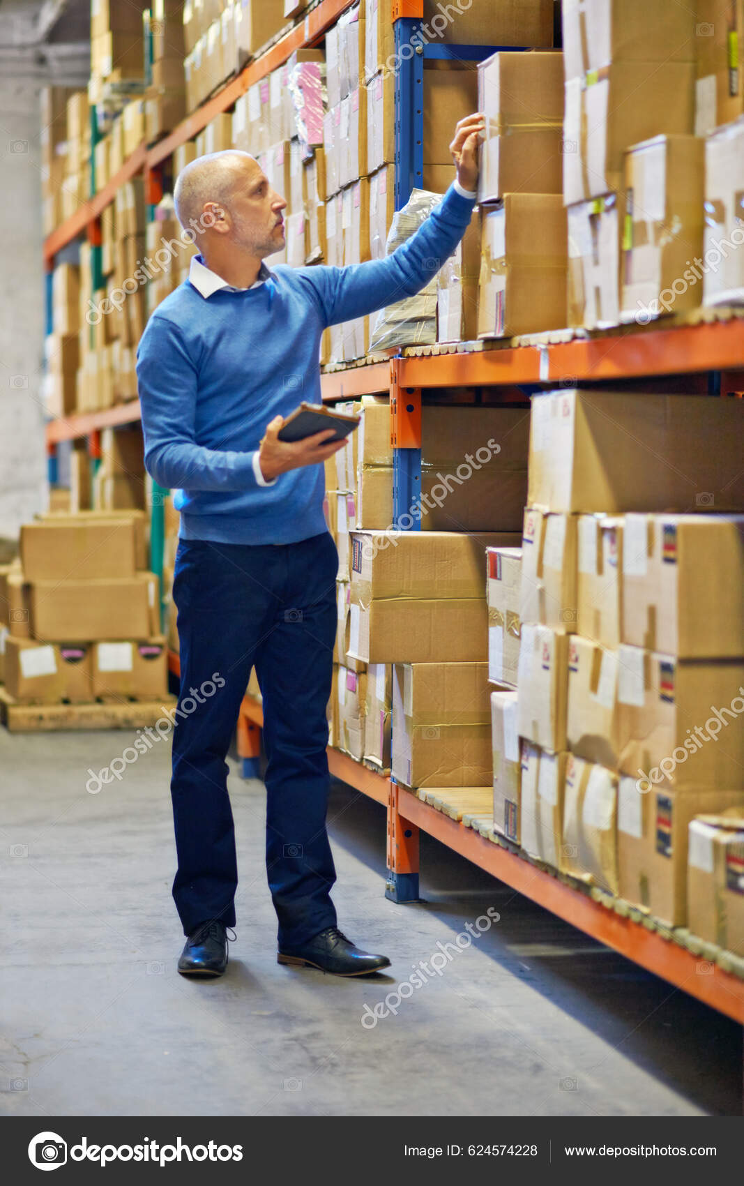 Accuracy Paramount Employee Doing Inventory Check Warehouse — Stock ...