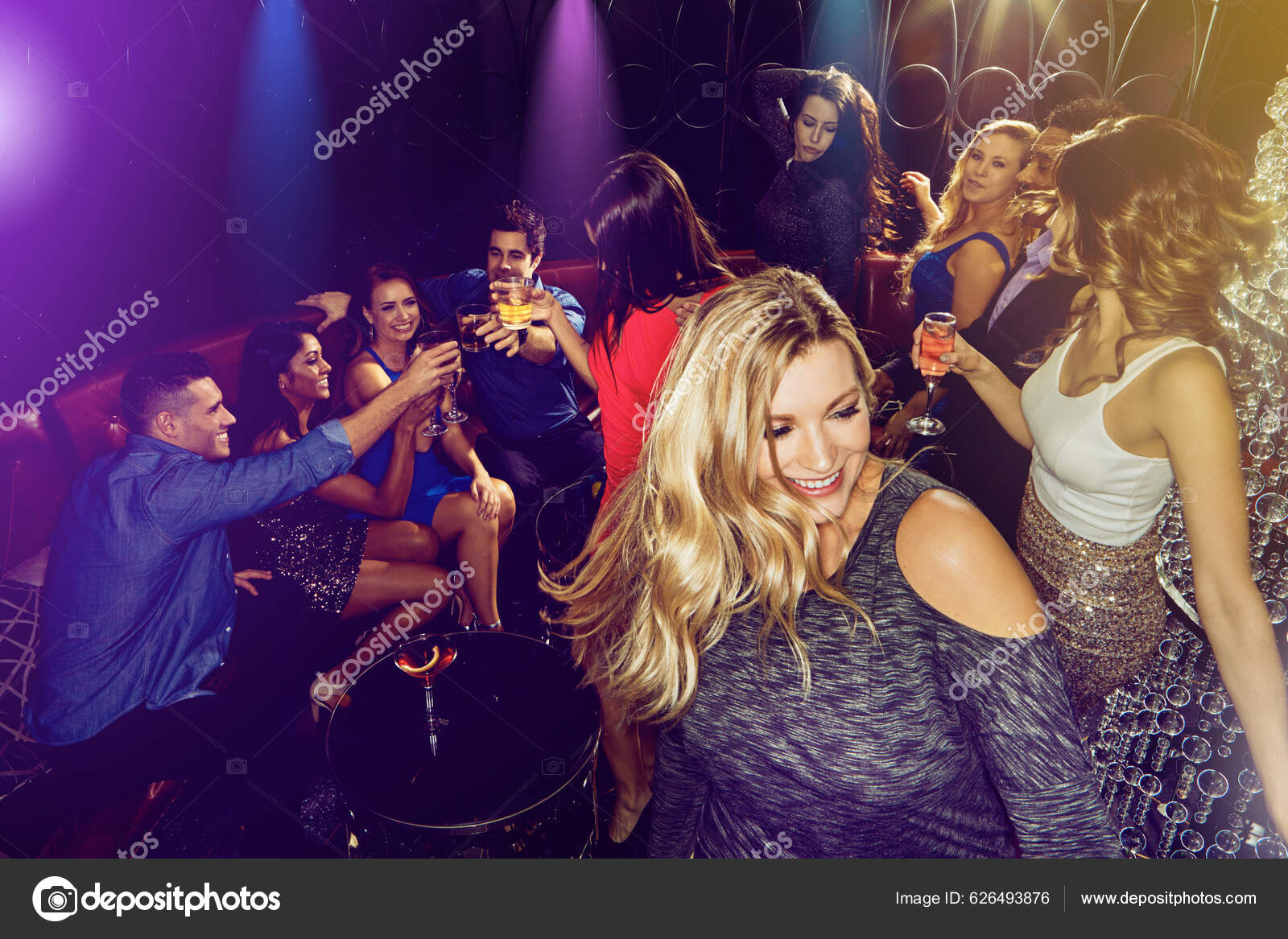 Fiesta Baile Bebidas Con Personas Multitud Mujeres Con Alcohol Para ...