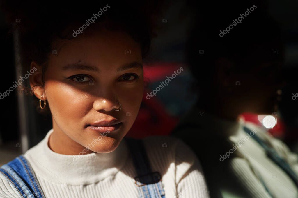 Grandes cosas pasan cuando sales de esconderte. Primer plano de una ...