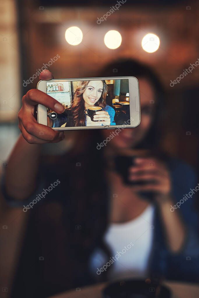 Café así de bueno merece una selfie. una joven feliz usando su teléfono ... Café así de bueno merece una selfie. una joven feliz usando su teléfono ...