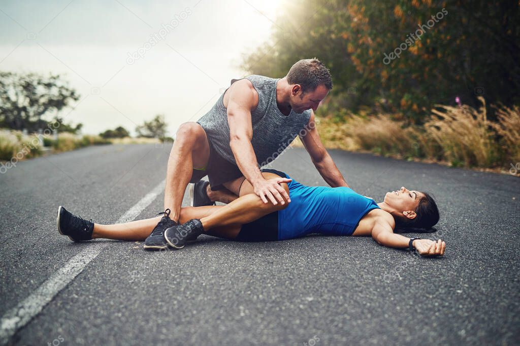 La forma correcta de estirarse. una joven pareja atractiva entrenando ...