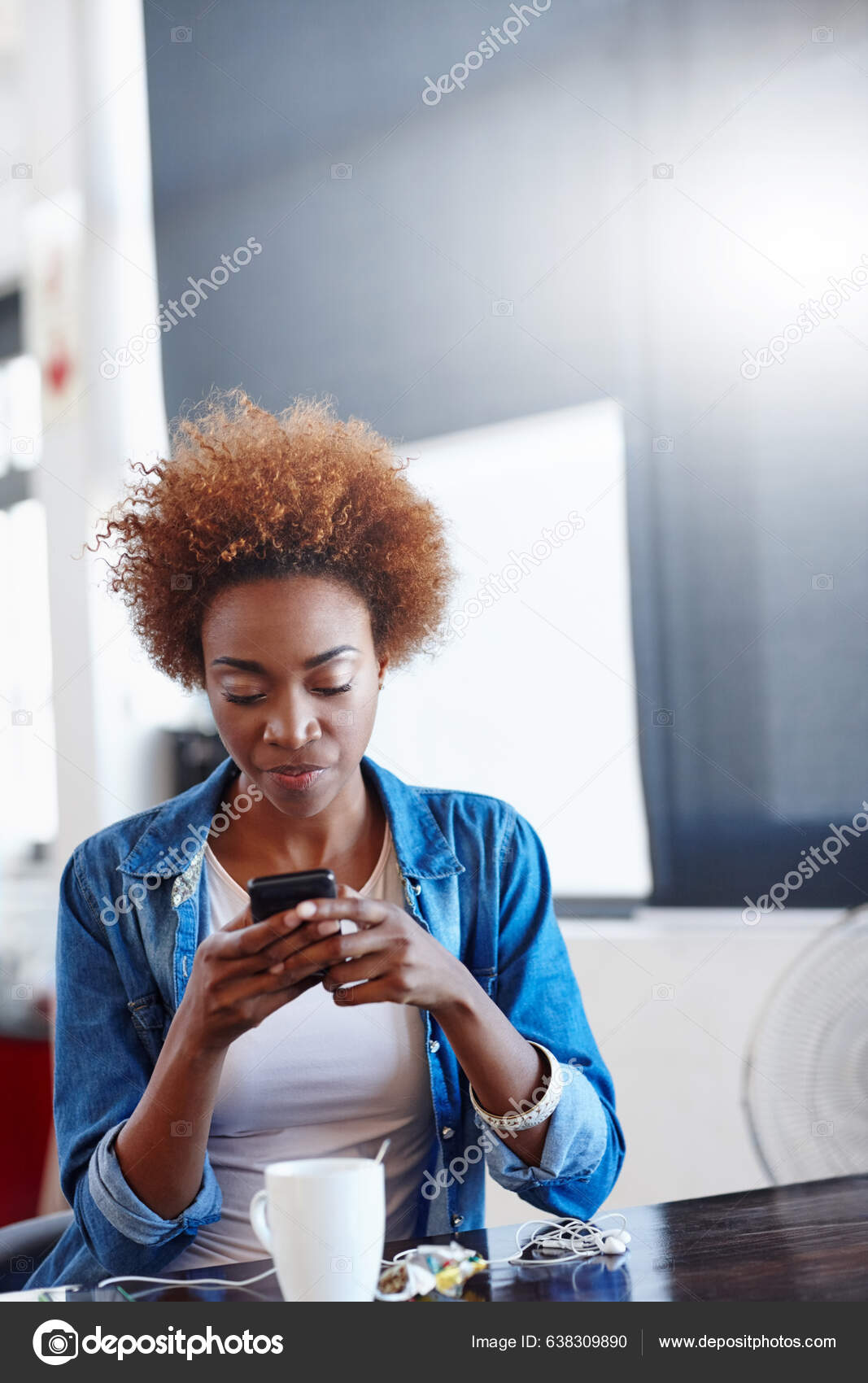 Catching Text Messages Her Coffee Break Beautiful Young Woman Using ...