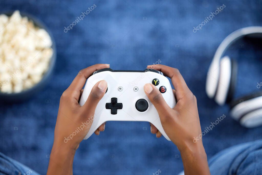 Manos, videojuegos y persona jugando juego en línea en casa con ...