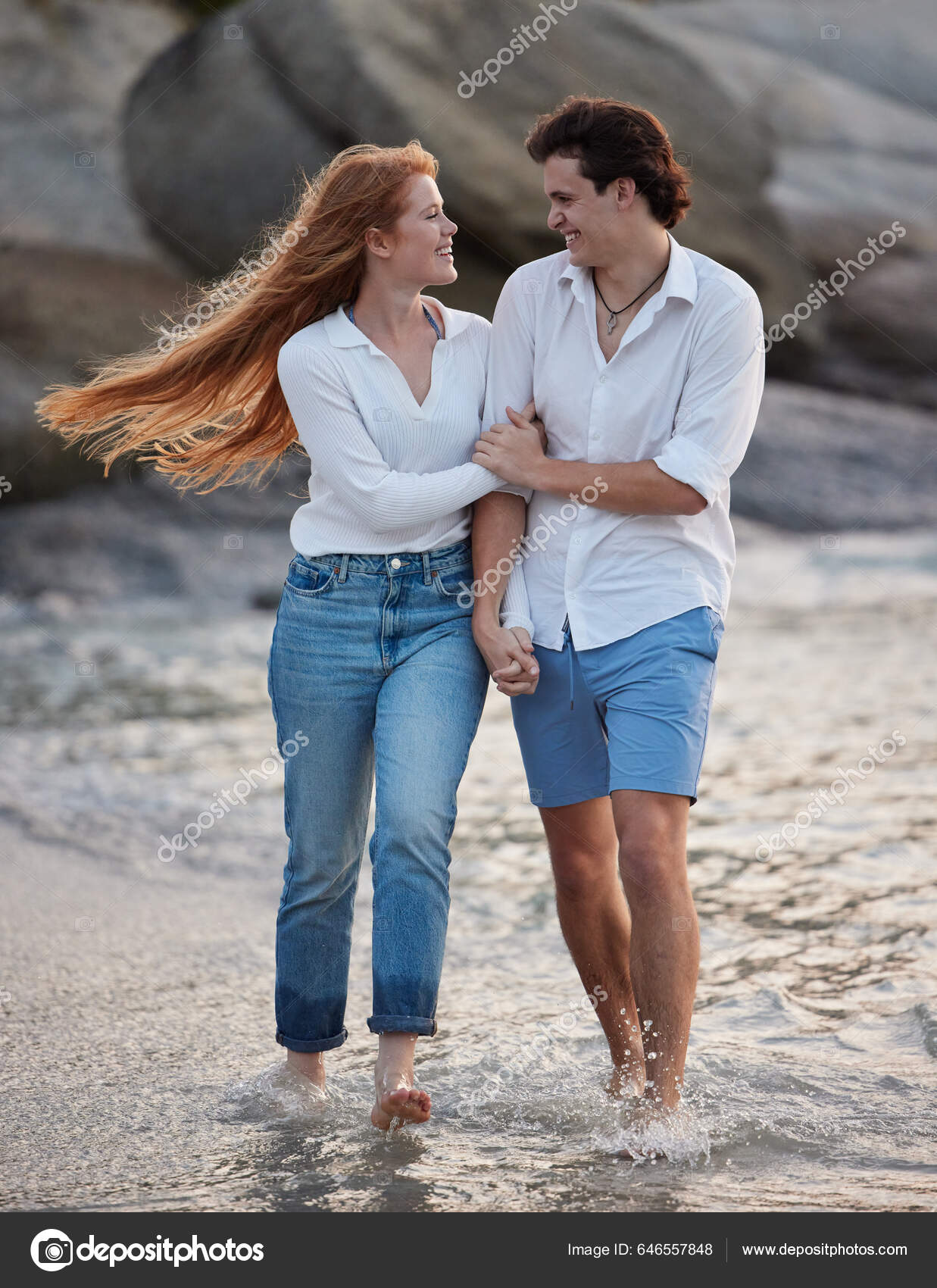 Jeune Couple Se Tenant La Main Sur La Plage Jeune Couple Dans L'amour