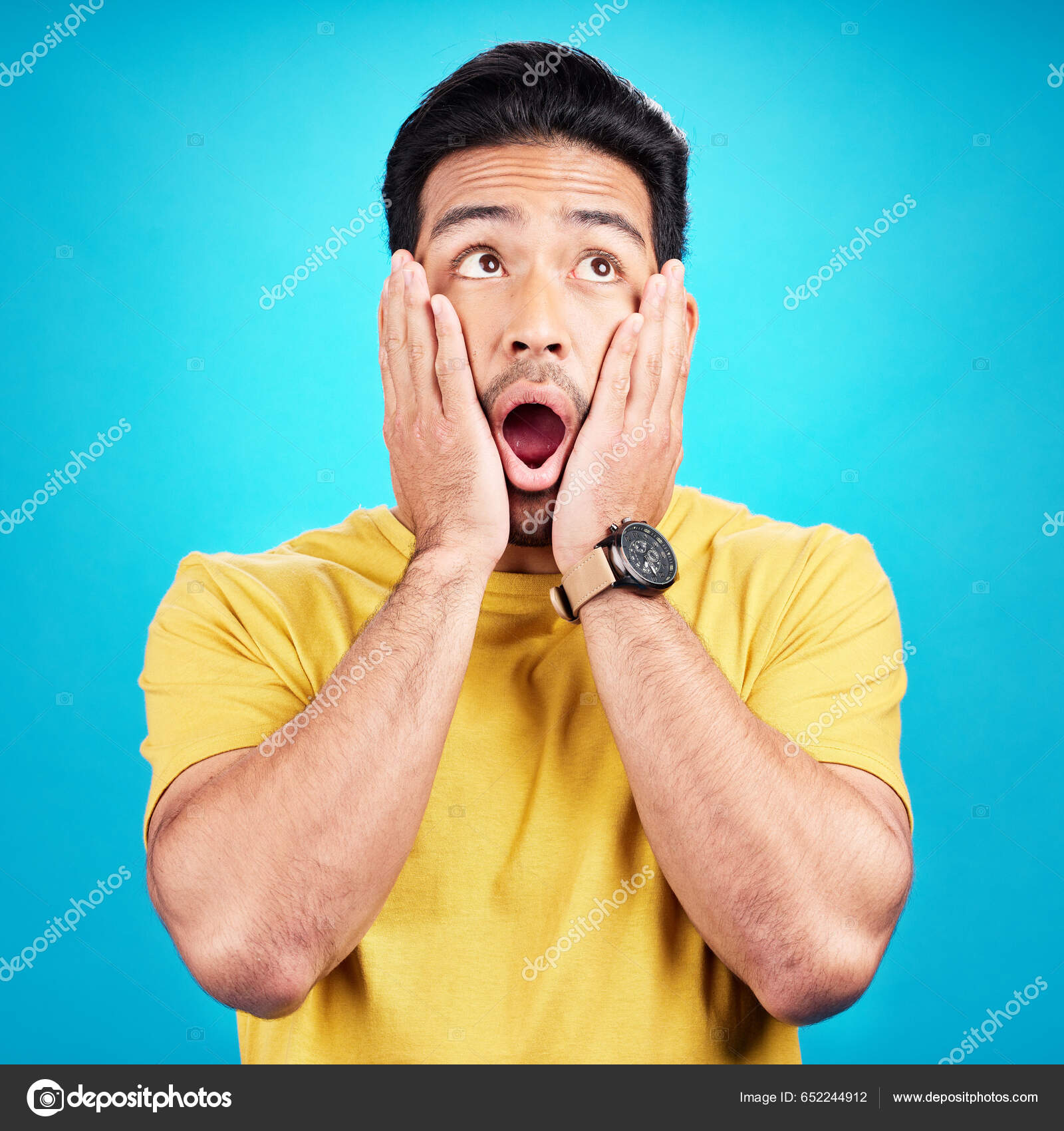 Cara De Persona Sorprendida Joven Hispana Con Gafas De Pie Con