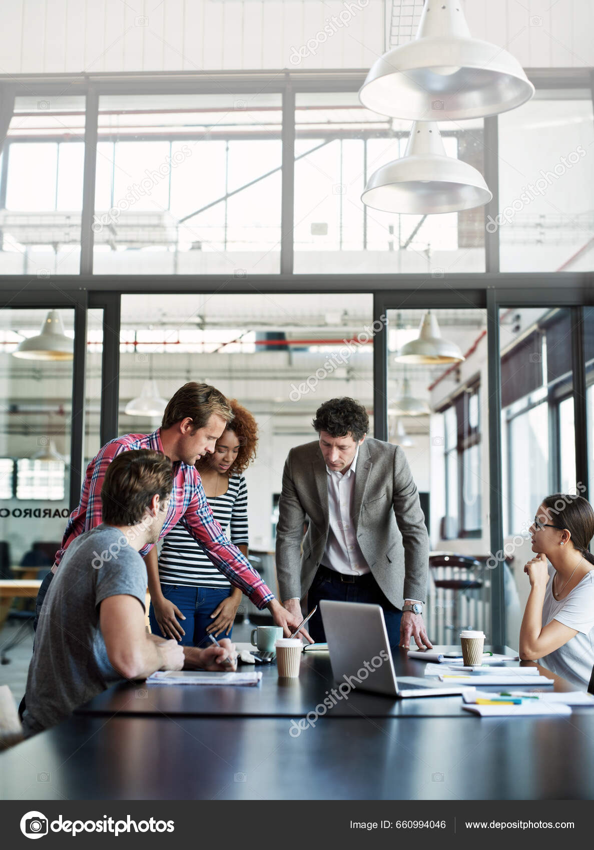 Personas Trabajando Juntas En La Oficina Descargar Ungrupo De Personas