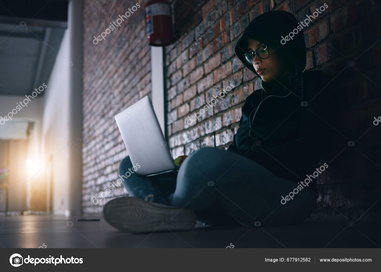 노트북과 프로그래밍 데이터베이스 서버와 사이버 범죄와 어두운 랜섬웨어 방화벽 침해로 — 스톡 사진 © 677912562