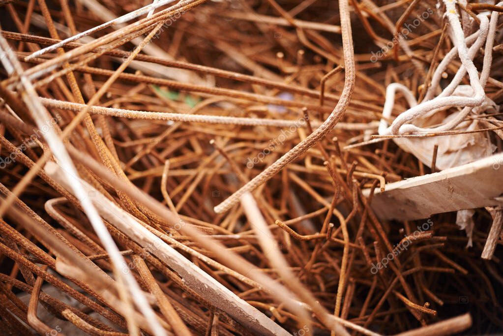 Oxido, metal y alambre en depósito de chatarra con reciclaje para ...