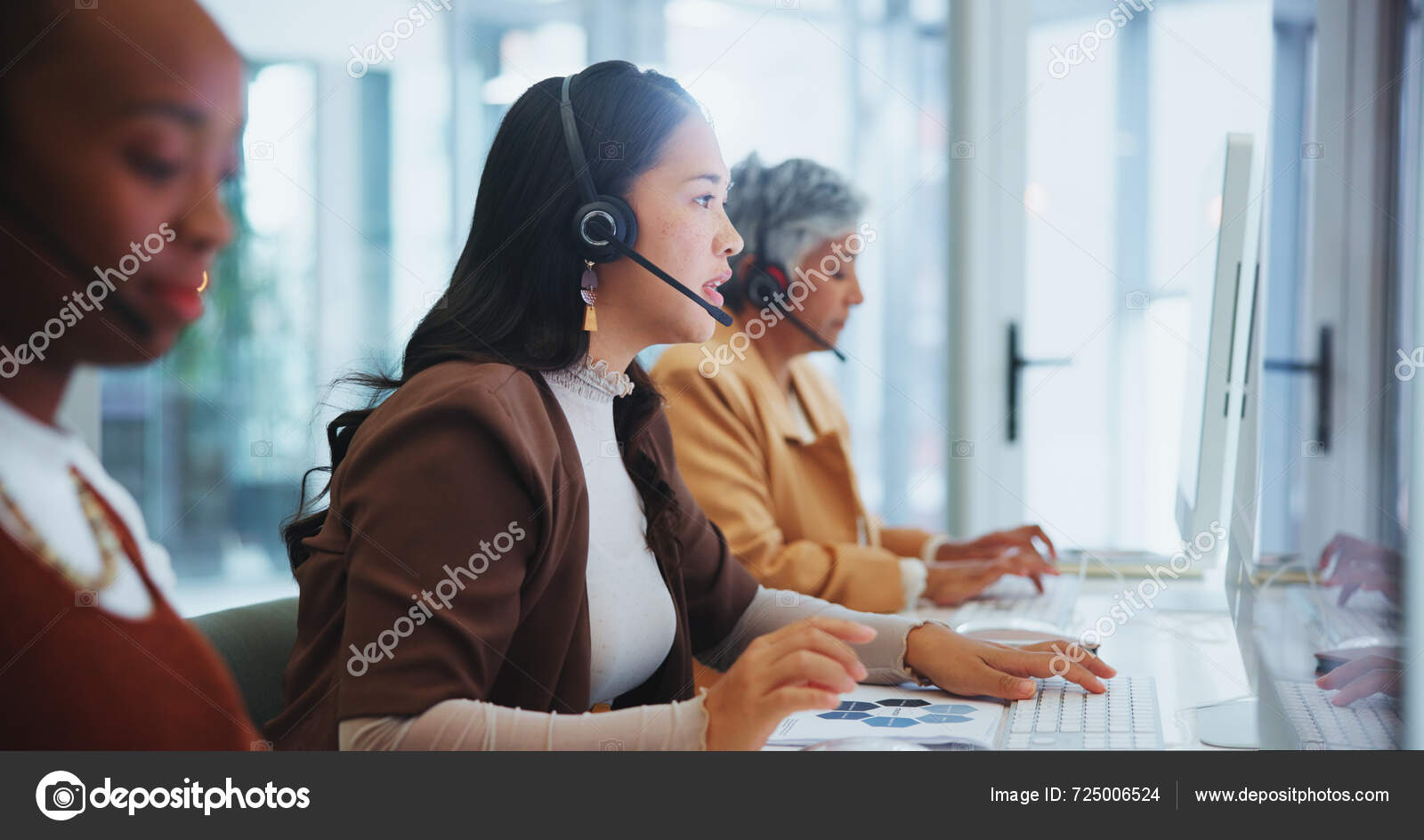 Woman Call Centre Headphone Help Office Telemarketing Customer Service ...