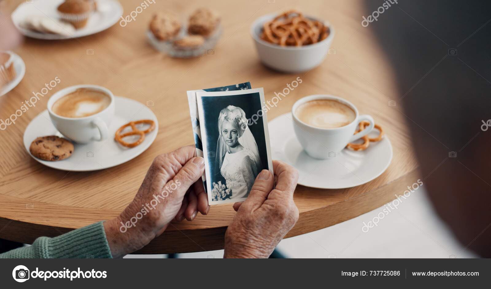 Senior People Hands Photograph Memory Home Nostalgia History Remember ...