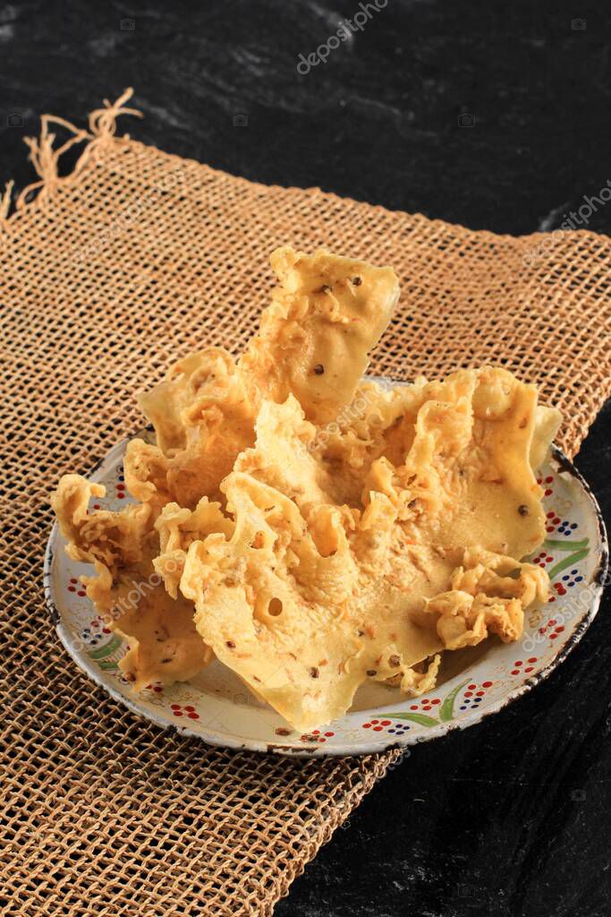 Rempeyek o Peyek Rebon es una galleta salada y salada elaborada con ...