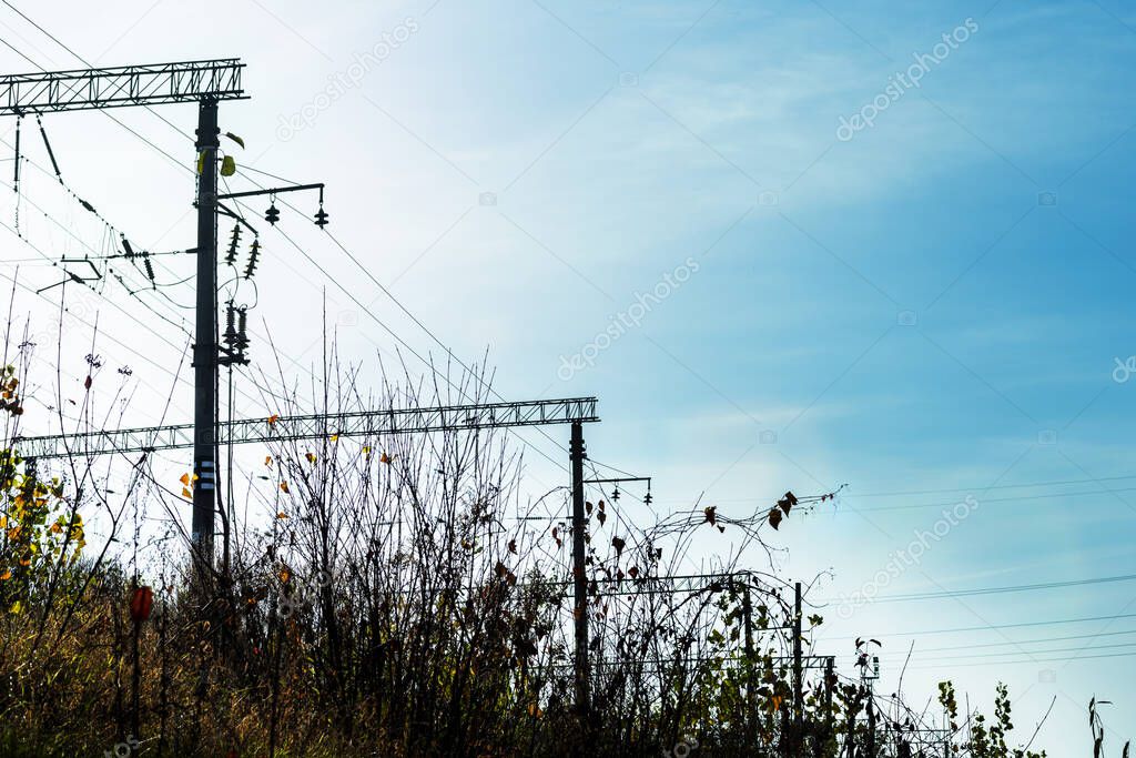 poste con cables. cables cables en postes eléctricos.Un arnés de cable ...