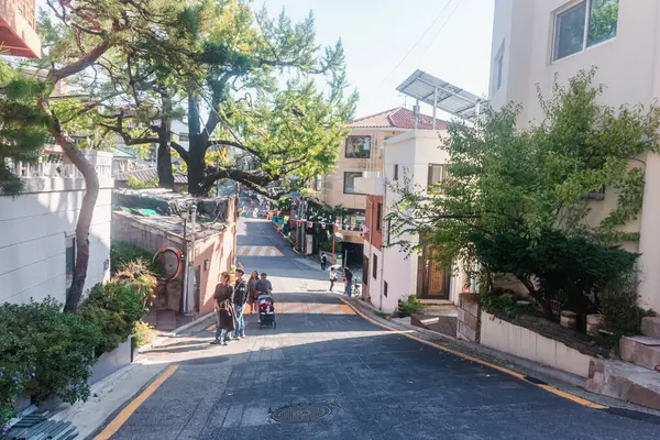 Seúl, Corea del Sur - 26 de octubre de 2024: Bukchon Hanok Village ...