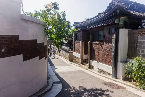 Seúl, Corea del Sur - 26 de octubre de 2024: Bukchon Hanok Village ...