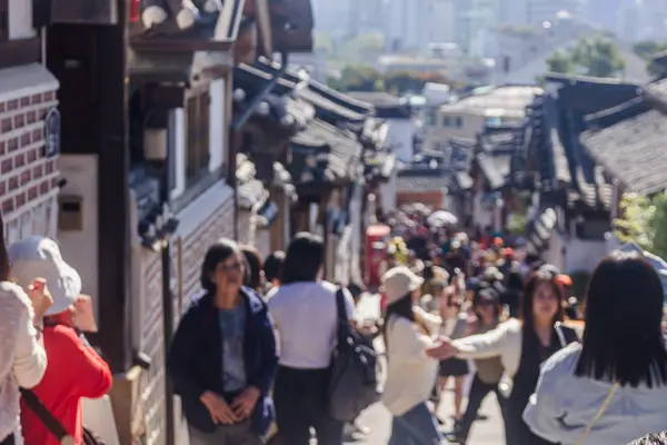 Seúl, Corea del Sur - 26 de octubre de 2024: Bukchon Hanok Village ...