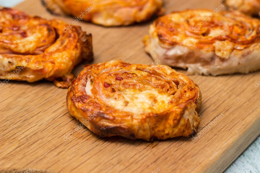 Mini bollos de pizza caseros rematados con salsa de tomate, jamón y ...