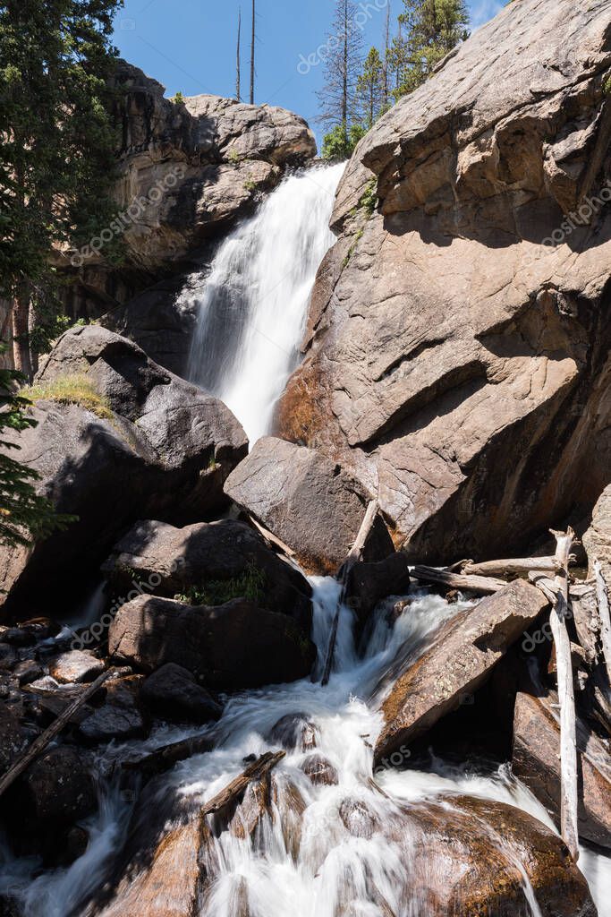 Situado dentro de los parques nacionales de las Montañas Rocosas Wild ...