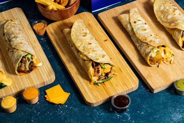 Fotos de Chicken paneer shawarma, Imagens de Chicken paneer shawarma ...