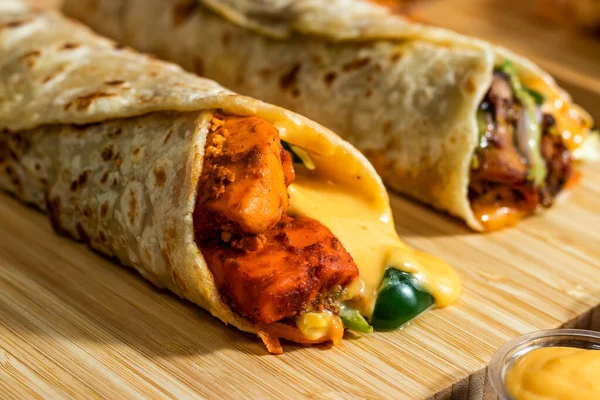 Fotos de Chicken paneer shawarma, Imagens de Chicken paneer shawarma ...