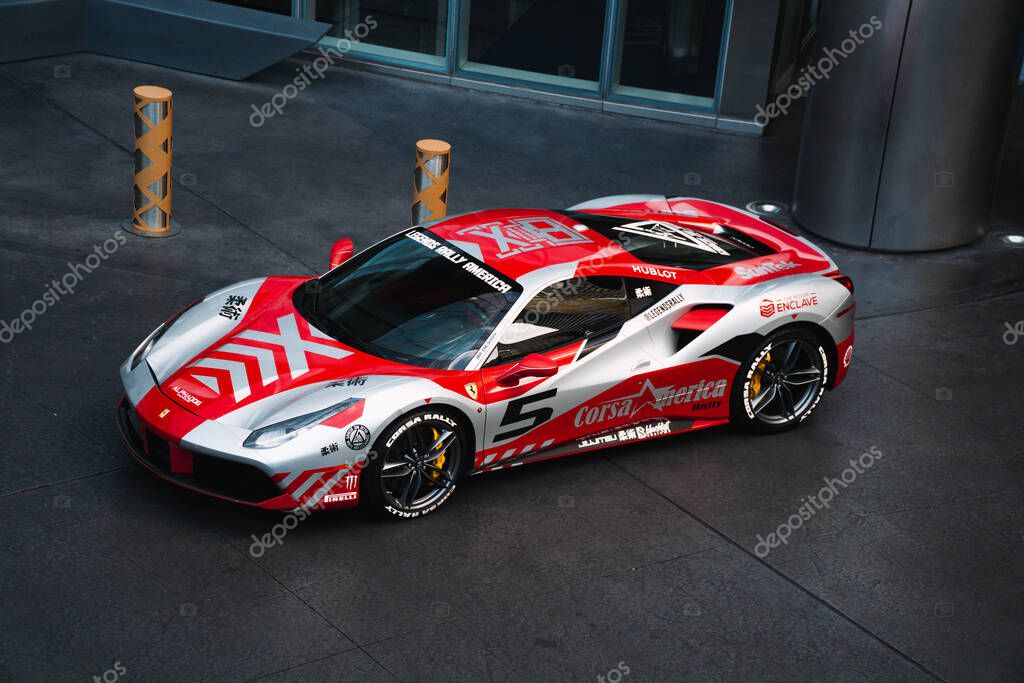 20 ago. 2022: Ferrari rojo 488 GTB estacionado frente al Waldorf ...