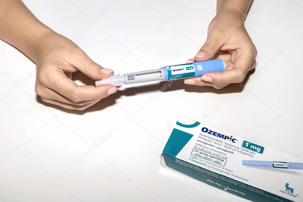 Manos femeninas sosteniendo una pluma de insulina. Ozempic pluma ...