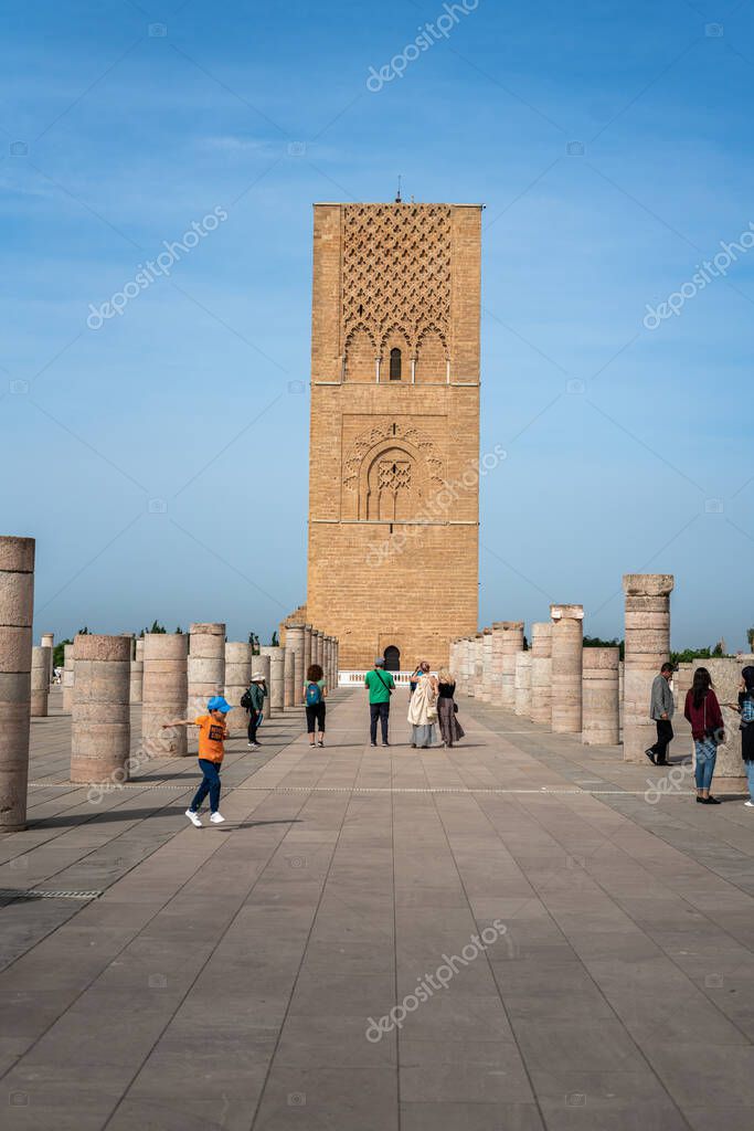 Personas que visitan la Torre Hassan y las columnas en Rabat, Marruecos ...