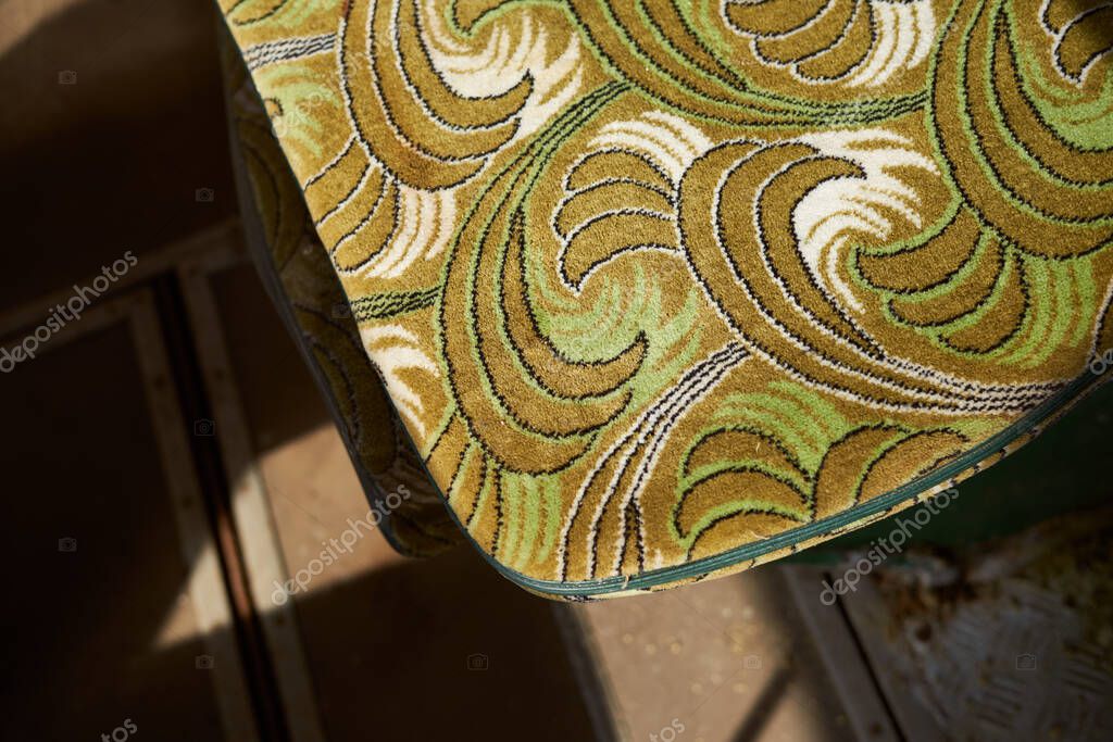 Sucio polvoriento retro 1960 asientos patrón de un viejo olvidado ...