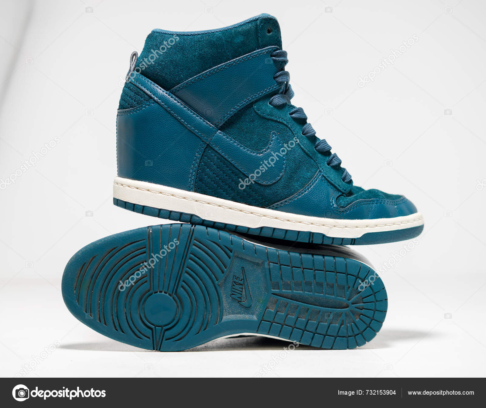 Kent 2023 Nike Dunk Sky High Wedge Womens Trainers Teal — Stock ...