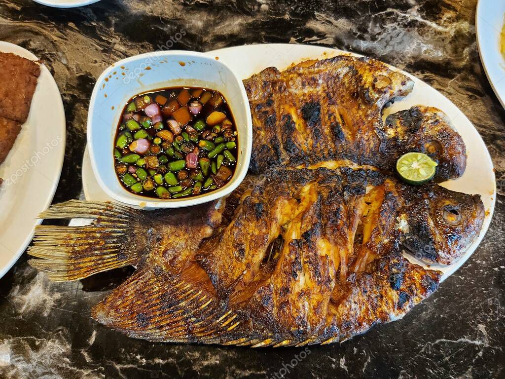 Ikan gurame bakar. Es comida tradicional de la indonesia. Hecho de ...