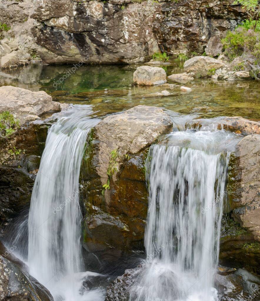 Larga línea de cascadas y piscinas de montaña rocosas al pie de las ...