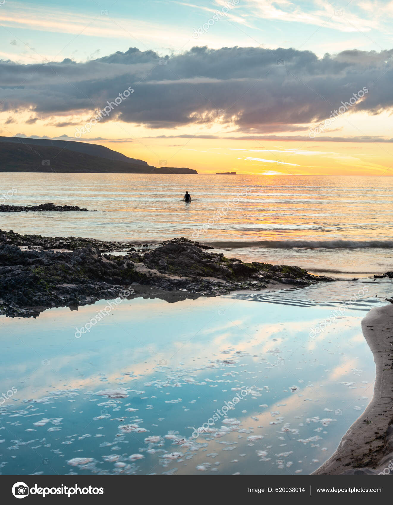 苏格兰西北部的最北端 迷人的晚霞温暖的夕阳西下的阳光在细沙和草甸上闪烁着光芒 乌云斑斑 天空蔚蓝 头顶是橙色的 苏格兰夏季天气晴朗 ——图库 ...