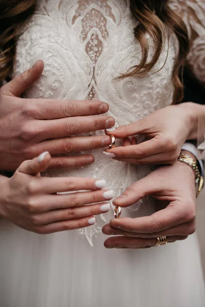 Руки з обручками: картинки, стокові Руки з обручками фотографії ...