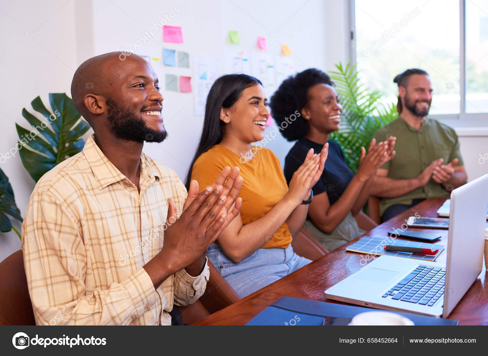 Cuatro Miembros Del Equipo Diversos Aplaudiendo Las Manos Presentación ...