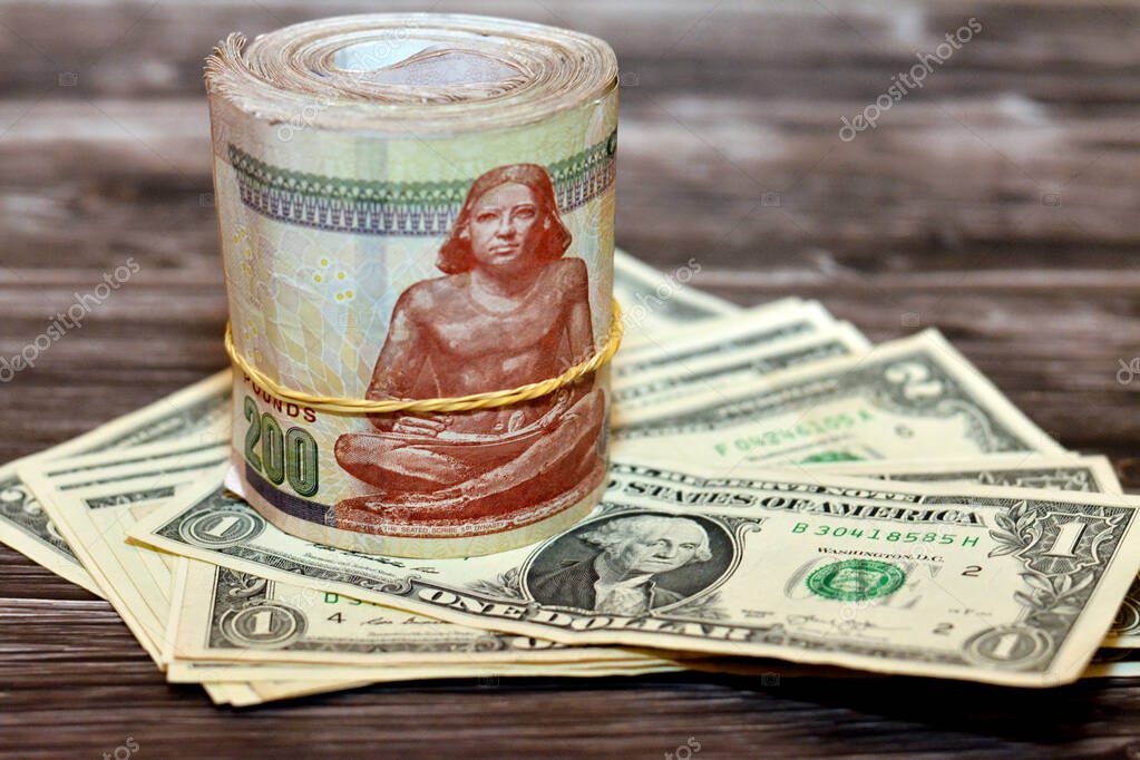 Rollo de dinero egipcio de 200 LE y pila de dinero estadounidense ...