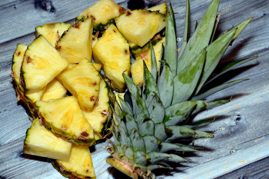 La piña (Ananas comosus), una planta tropical con un fruto comestible ...