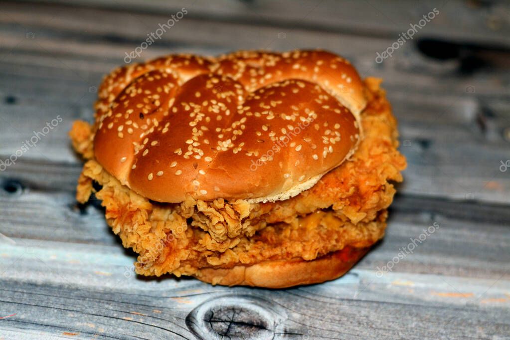 filete de pechuga frita de pollo picante rematado con lechuga y ...