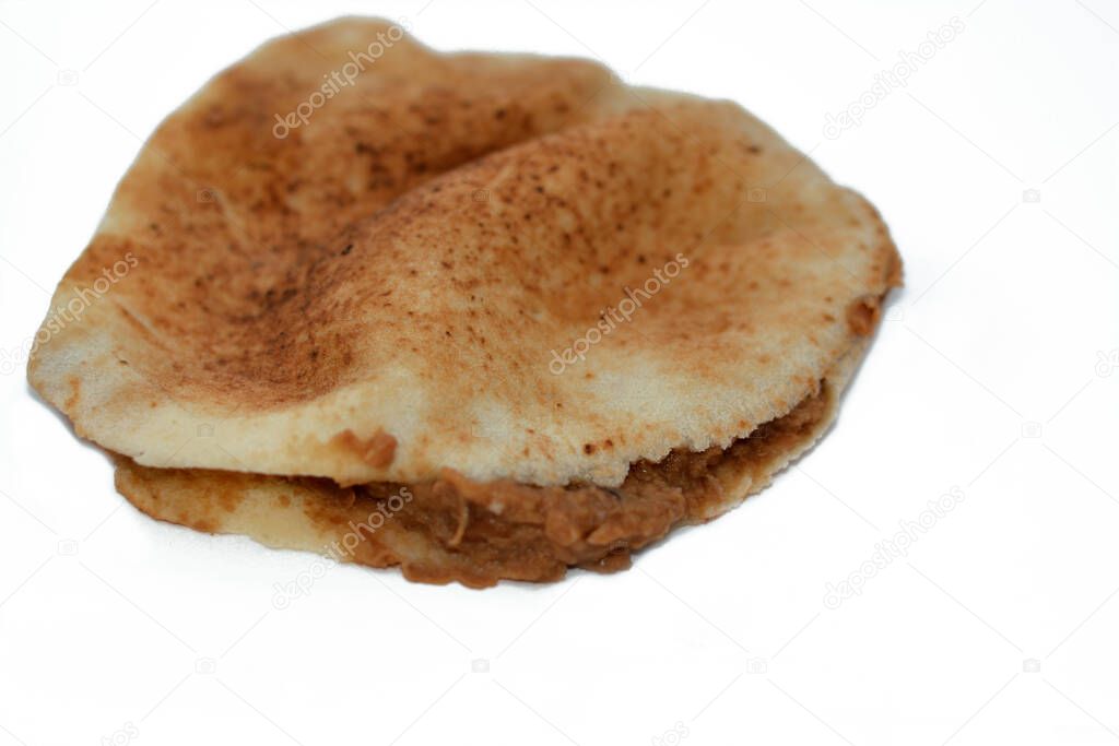 Pan de pita siria Shami con habas pur mezcladas con aceite, tahini de s ...