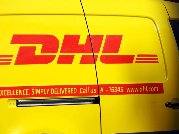El Cairo, Egipto, 7 de diciembre de 2022: DHL camión entrega un paquete ...