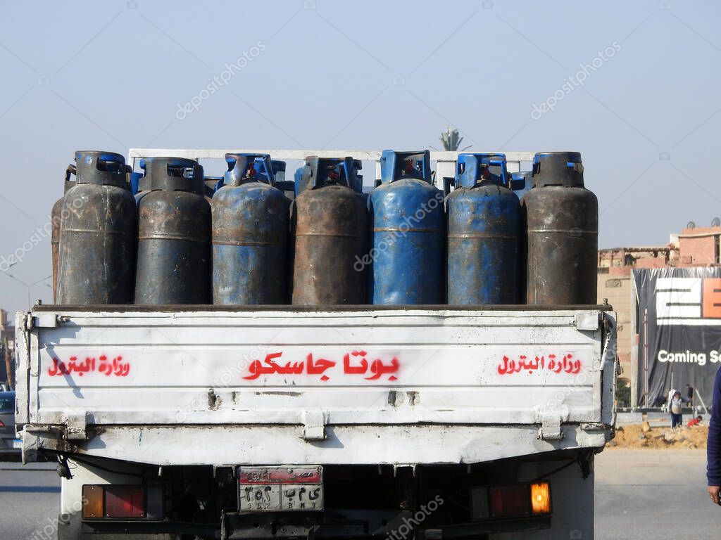 El Cairo, Egipto, 21 de diciembre de 2022: cilindros de butano y gas en ...