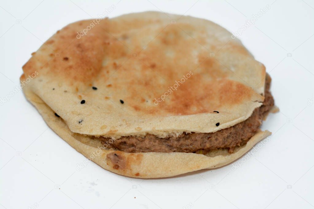 puré de habas mezcladas con aceite, sésamo tahini, comino, especias en ...