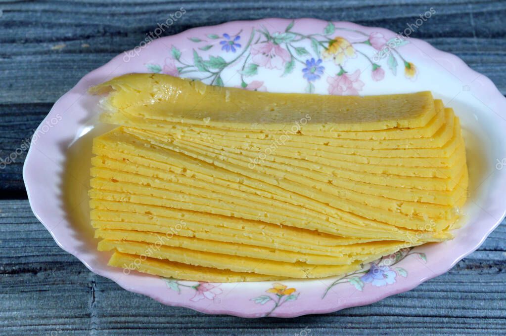 Rebanadas de queso Rumi egipcio, también llamado gebna romiya o gebna ...