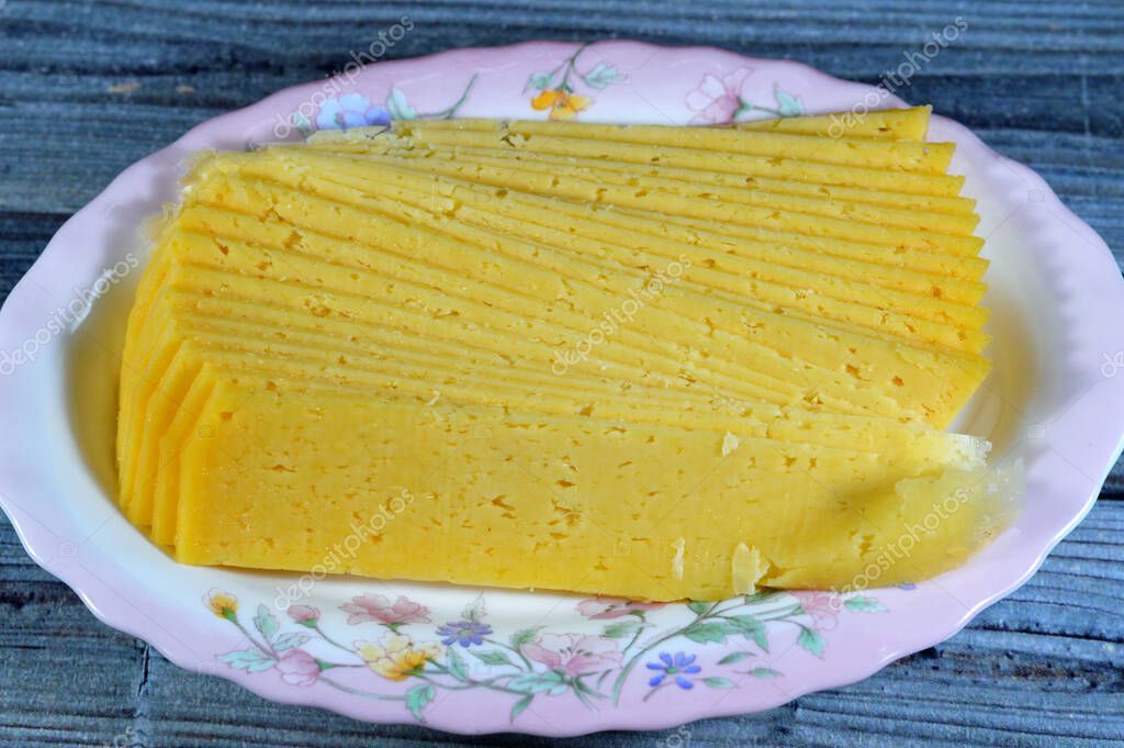 Rebanadas de queso Rumi egipcio, también llamado gebna romiya o gebna ...