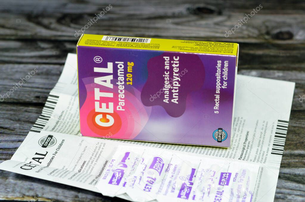 El Cairo, Egipto, 26 de junio de 2023: CETAL (Paracetamol) 120 mg 5 Supositorios para niños ...