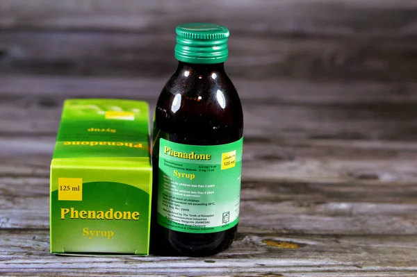 El Cairo, Egipto, 3 de diciembre de 2023: jarabe de fenadona ...