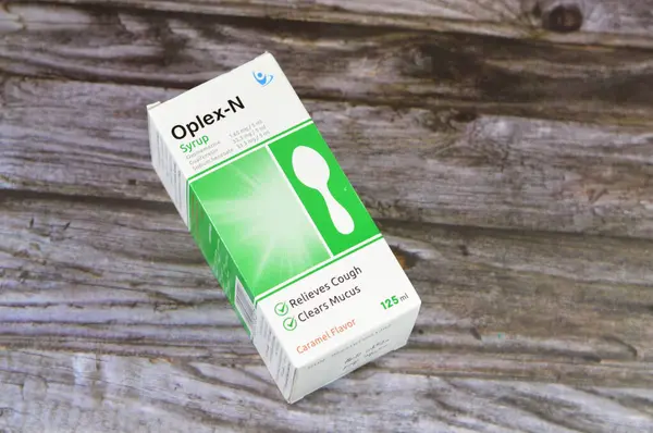 El Cairo, Egipto, 3 de diciembre de 2023: Oplex-N jarabe antitos ...