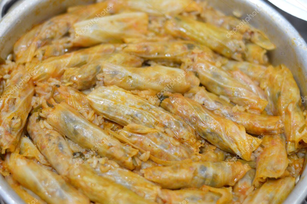 Montón de hojas de col rellenas envuelven mahshi egipcio relleno y ...